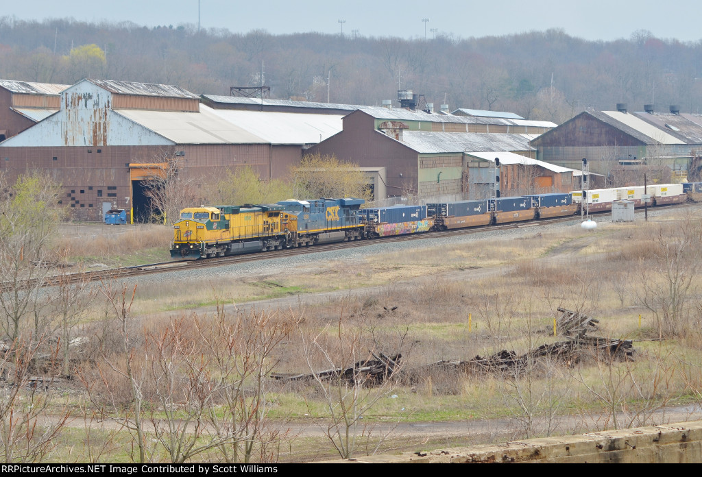 CSX Q137 with CNW 8626